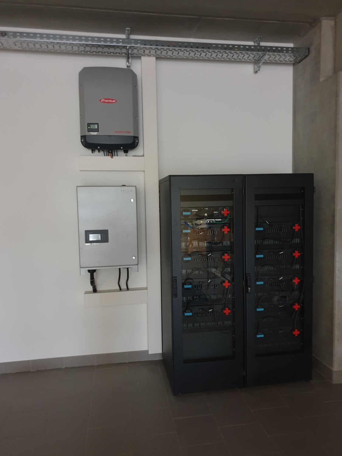 Aufbau und Installation von einem Batteriespeicher - elektrohaus-zentrum.de